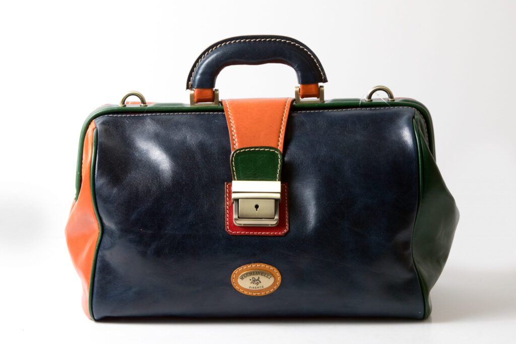 Doctor bag medium with a large compartment in genuine leather